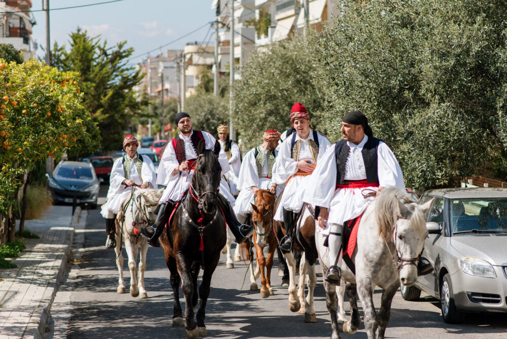 Εικοσιένας έφιπποι με λάβαρα, παραδοσιακές φορεσιές και τραγούδια στους ...